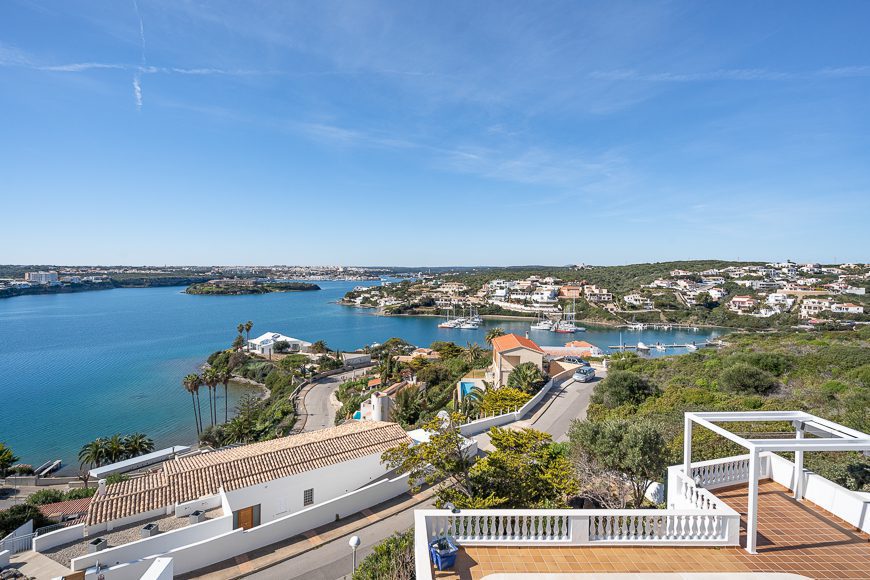 Detached villa with stunning views in Cala Llonga | Menorcasa